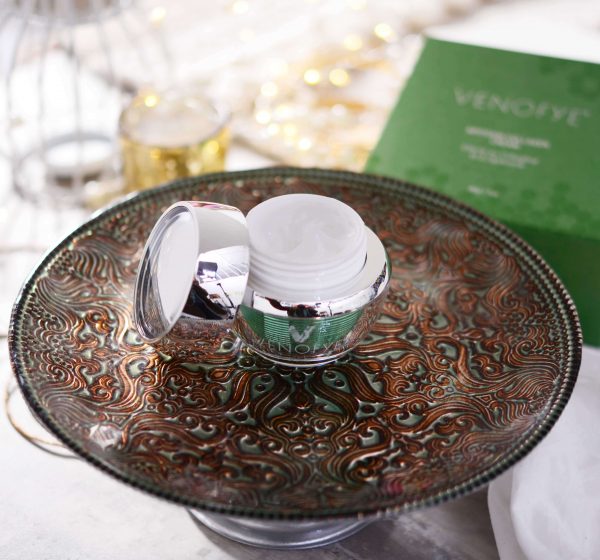 Want Younger-Looking Skin? Try the Apitoxin Collagen Cream | Venofye